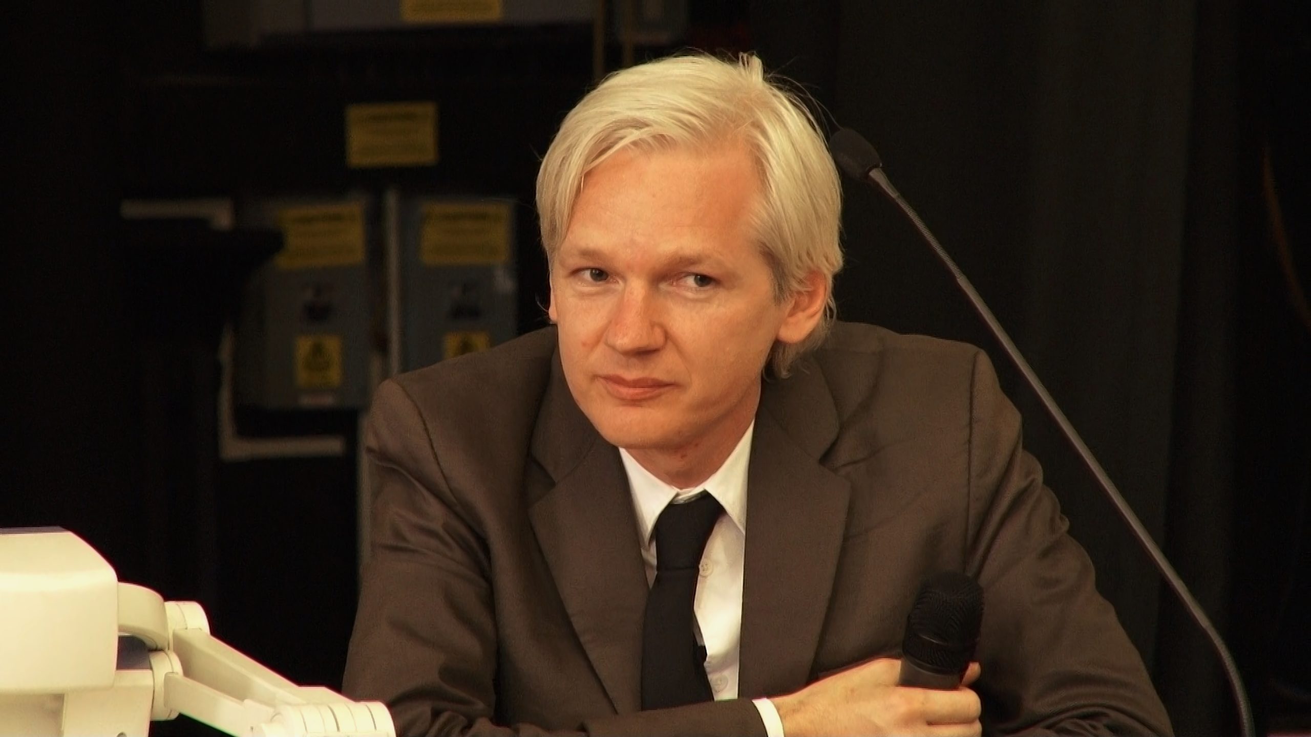 Julien Assange em Cannes para promover THE SIX BILLION DOLLAR MAN – RTP ...